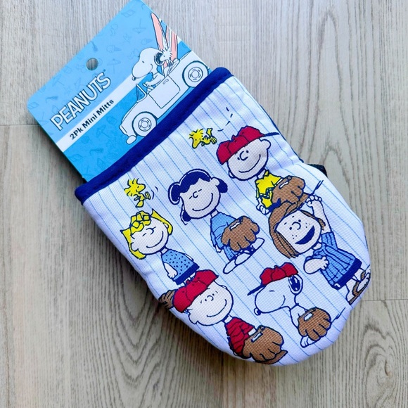 Peanuts | Kitchen | Peanuts Snoopy Kitchen Oven Mini Mitts 2pk Set ...